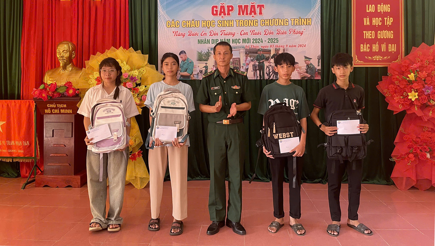 Tặng quà cho học sinh chương trình "Nâng bước em đến trường", "Con nuôi ...